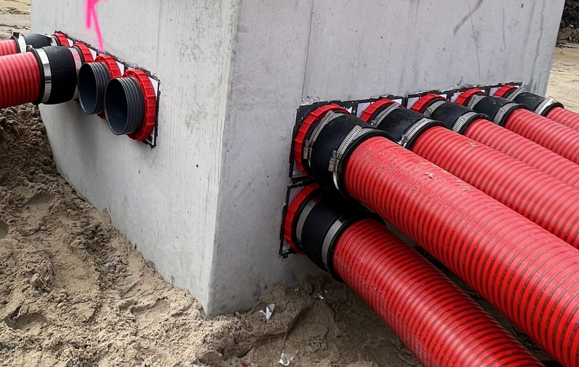 Waterdichte doorvoeren in schap betongroothandel - Installatie.nl